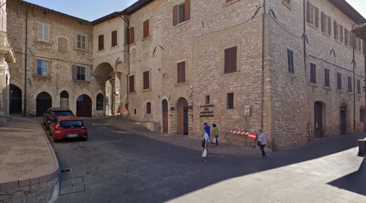 Chiarimenti sulla proposta di modifica regolamento 'arredo urbano